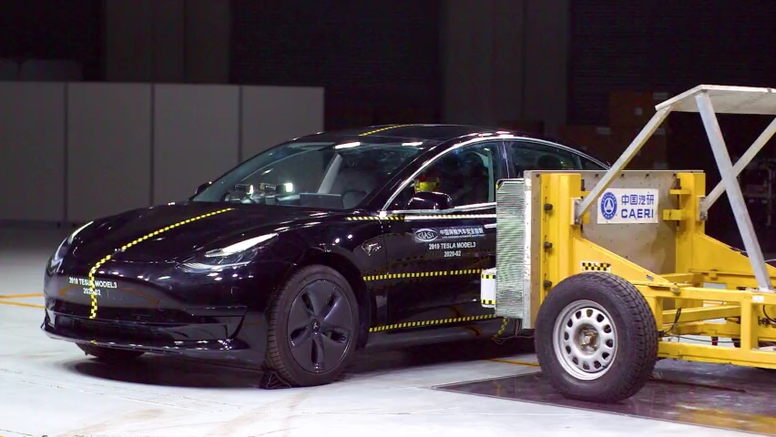 特斯拉Model 3侧面碰撞测试