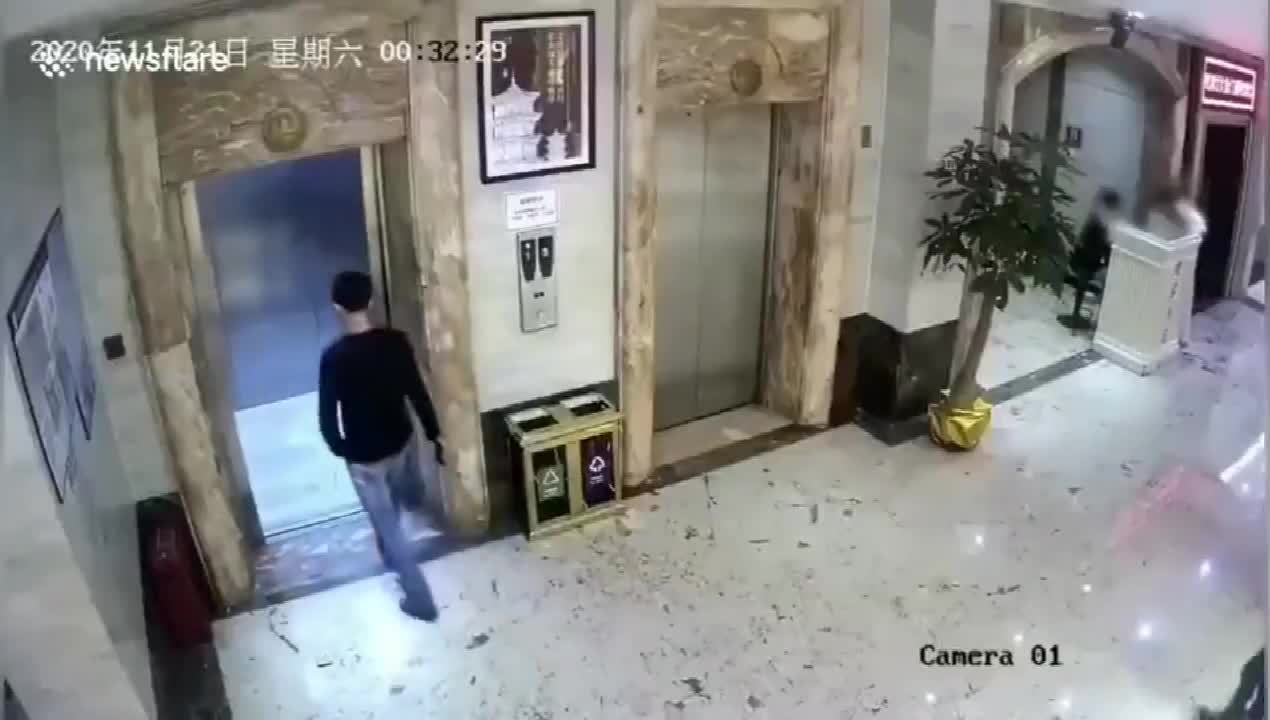 电梯门这么脆么?我一直感觉是金钟罩呢?