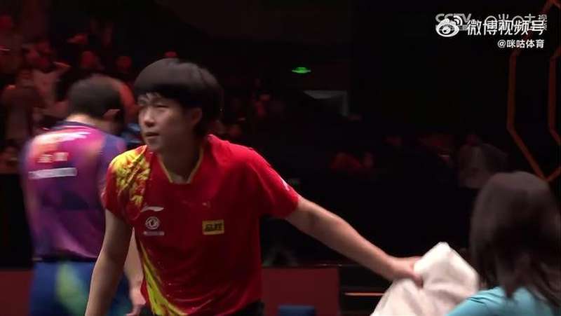 王楚钦拥抱刘国梁 王楚钦4比2张本智和 夺冠后, 王楚钦_ 与 刘国梁 ...