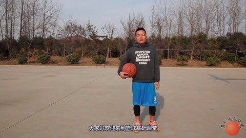 来给你讲解一下,投篮的基本动作,做主要的还是自己要多练习