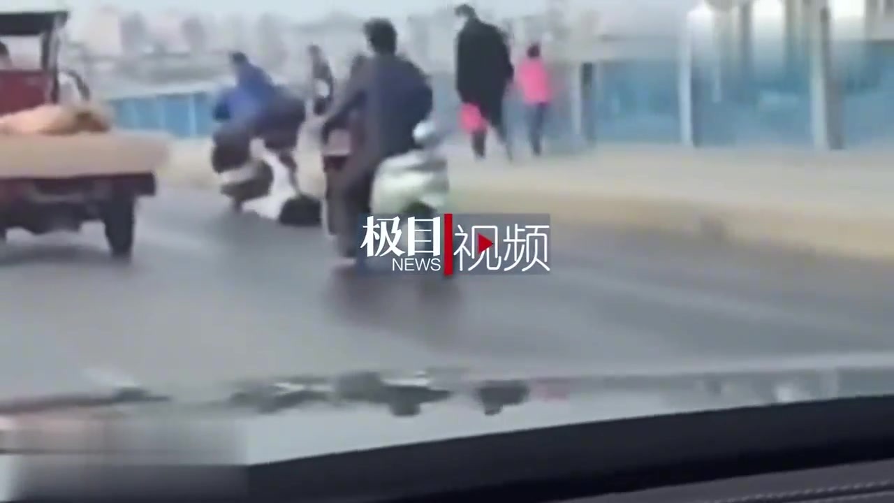 桂林男子骑电动车当街拖行一女子,警方:正依法处理