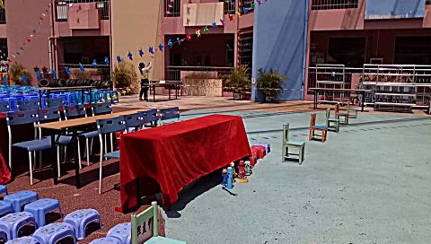 远恒佳燕川幼儿园大班毕业典礼暨文艺汇演活动场地布置中.