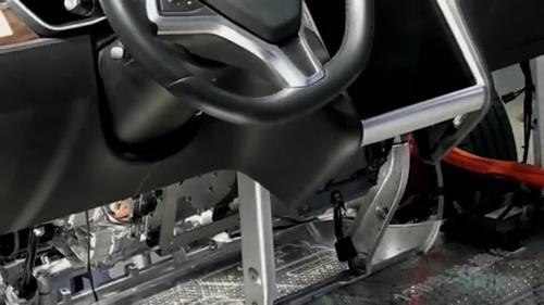 民间手艺人求知若渴,将电动三轮车拆卸看构造,这家底真够深厚的!