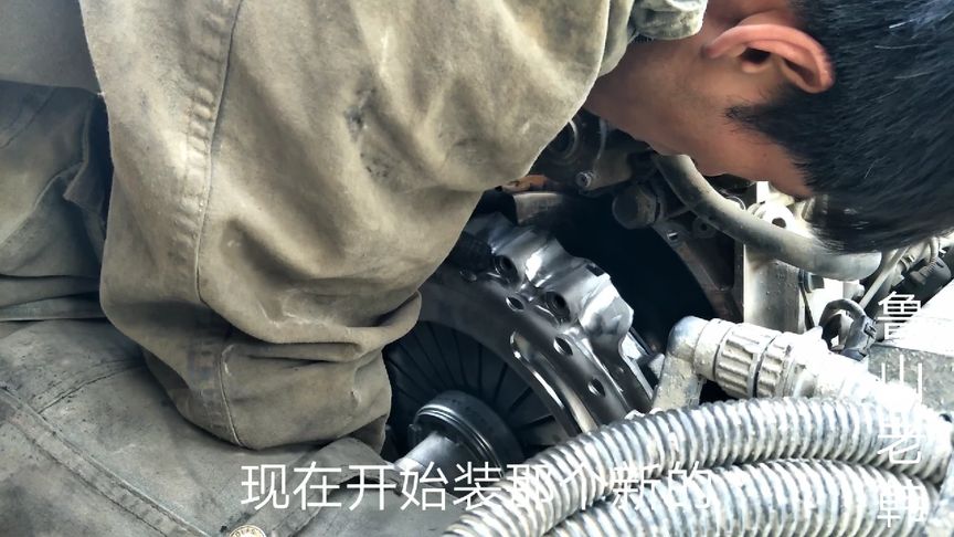 老韩和同事换离合器,中午饭都顾上没吃,看看我们修理工辛苦吗?