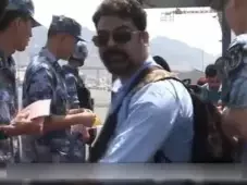 患难见真情! 中国军舰也门助巴铁撤侨, 侨民哭着说感谢中国兄弟