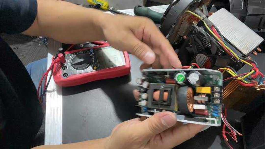 这款设备电源故障是通病,不费脑筋不换零件就修好,修理工很喜欢