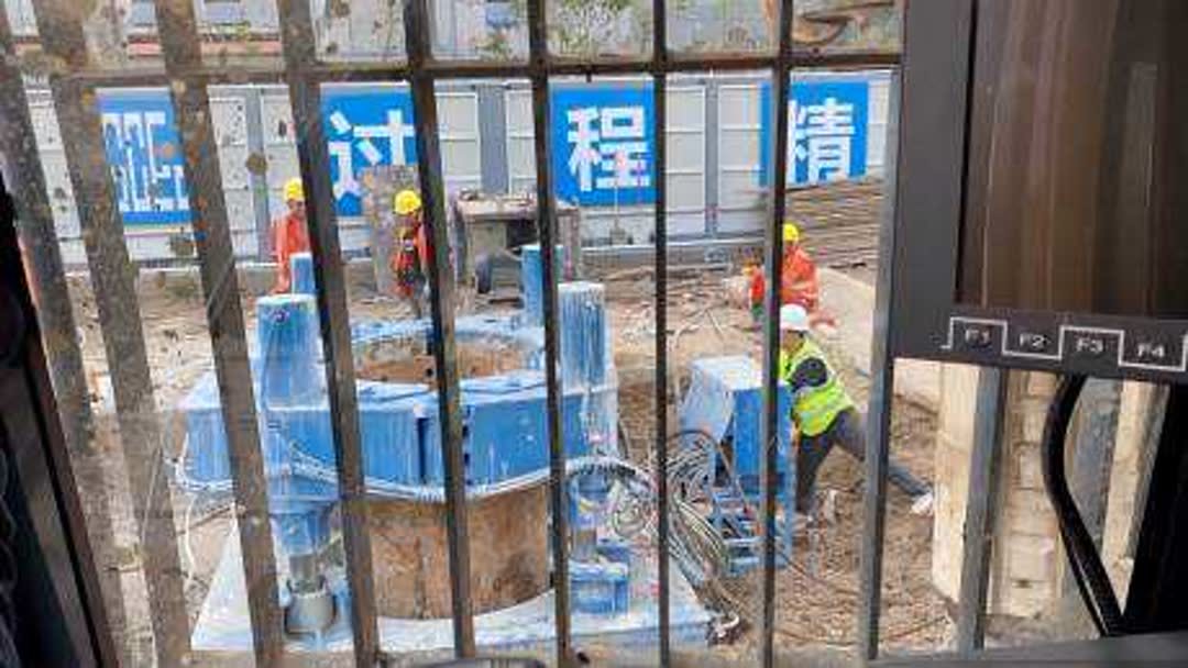 工地施工打咬合桩,下全跟进护桶,需要液压机器才能拔起来