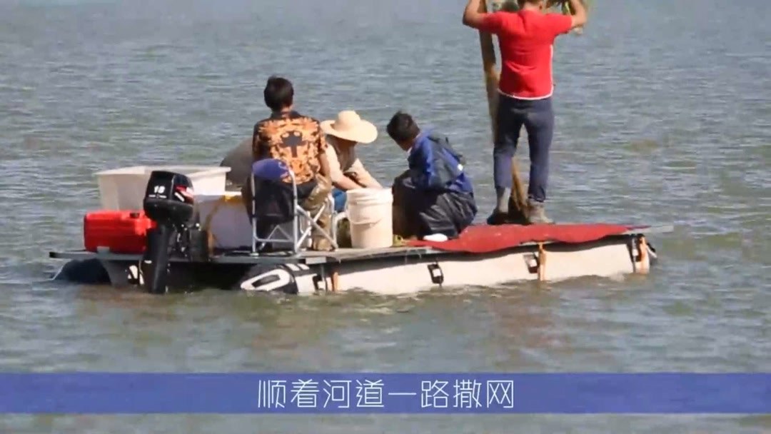 高手撒网个人站一条船上抛网如履平地,这技术起码要练年