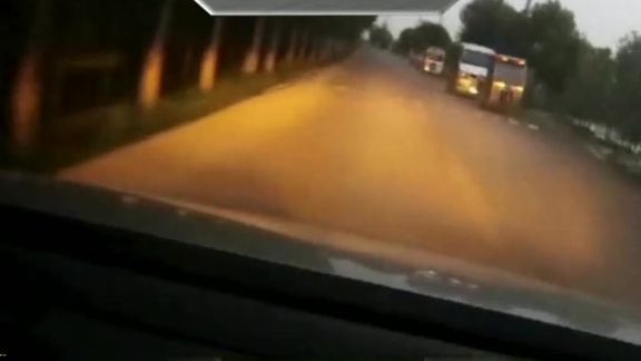 这条“减速带”再高点儿 卡车都不一定过得去…