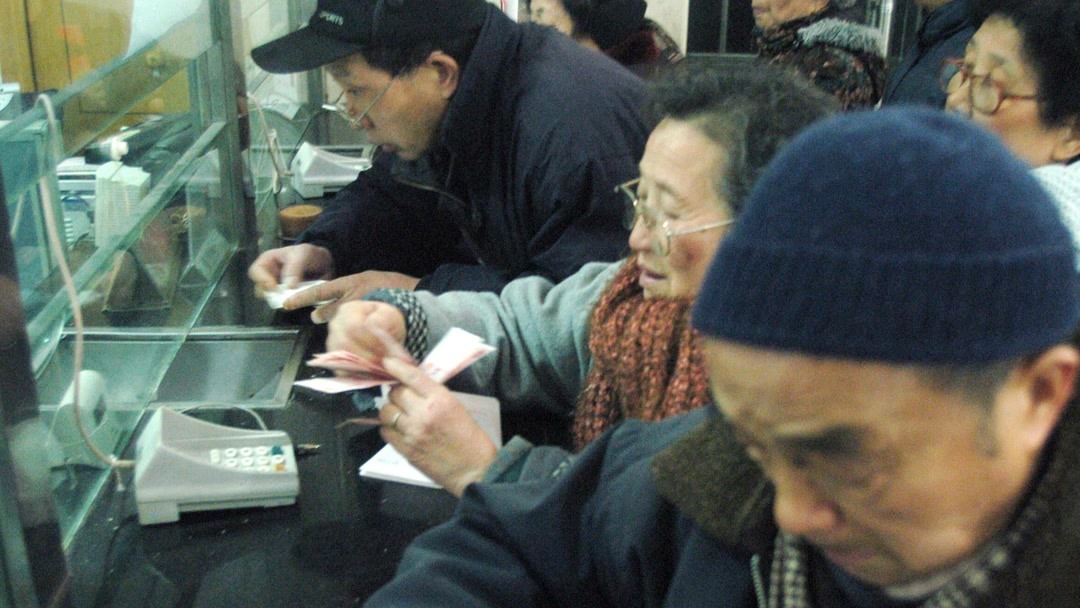 社保缴满15年,退休后移民国外,我的养老金还能领吗?