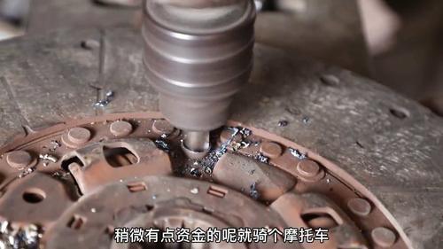 巴铁修理师傅修复离合器的全过程,这么多的零件拆装有序,佩服
