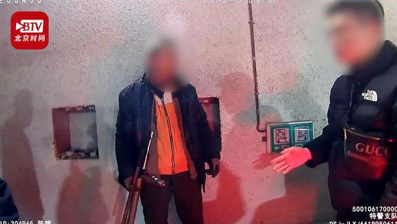 新车被路过大爷不慎划伤 车主:钱不是问题 要的是对方的一句道歉