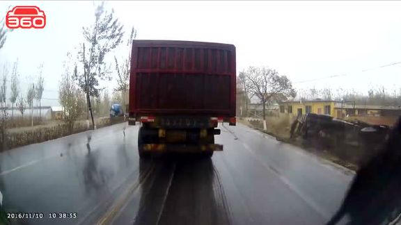 路上突发状况,大货车失控翻车