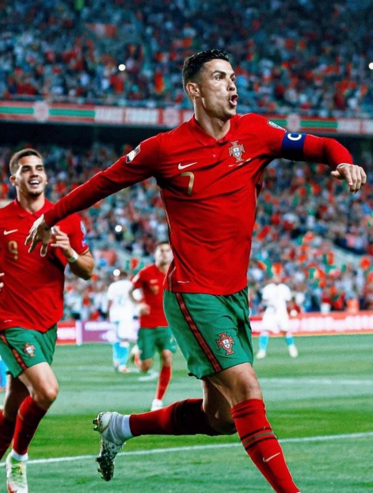 C罗的第一场世界杯遭遇犯规大战 只能眼含泪水坐在替补席观看 2