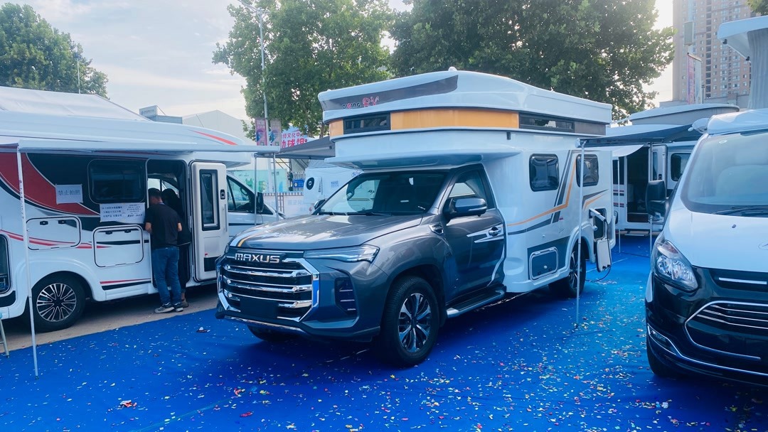 峰岚重叠式硬升顶搭配大通T90底盘,硬升顶房车天花板引车友围观