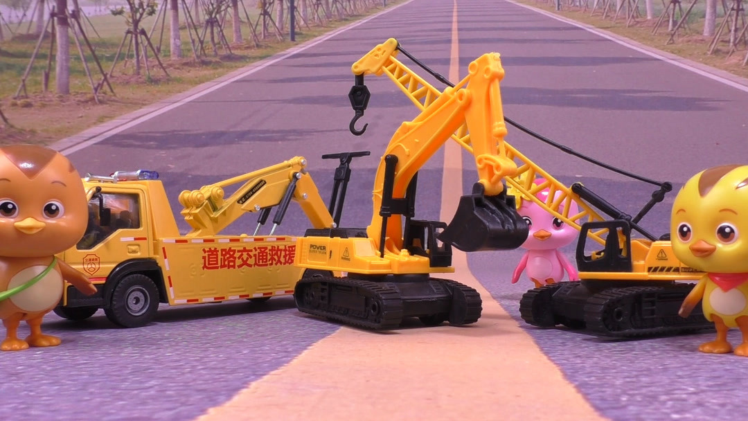 儿童玩具挖掘机坏了 吊车和救援拖车来修复 育儿工程车玩具视频