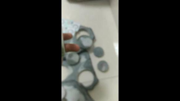 从买翡翠原石到手镯成品,每个环节亲历亲为,只为初衷。