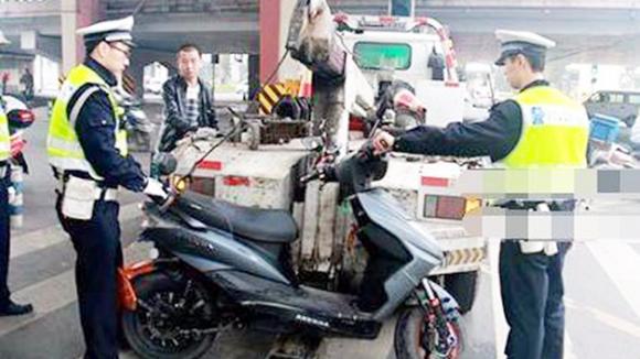 提示:明天起这种电动车禁止上路,否则直接没收!互相转告