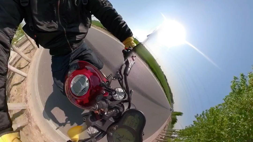 Gopro fusion第一次用,固定位置不太好把反光镜和车把给隐藏了,幼狮500