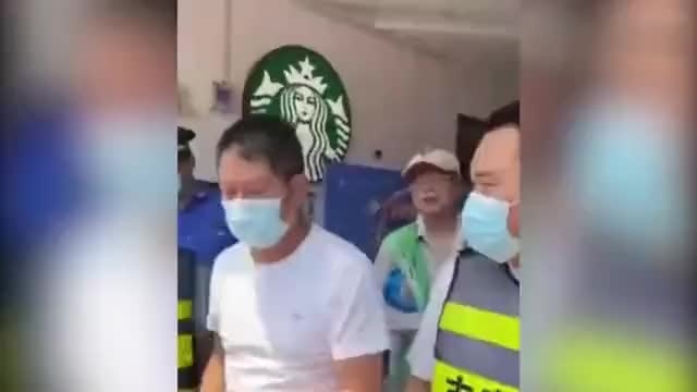 上海某商场进入需疫苗接种凭证,工作人员:没打针你进去干嘛
