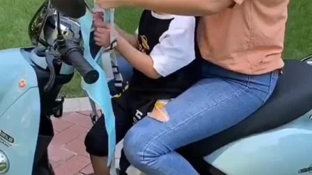 骑电动车也要给孩子一个安全哦!