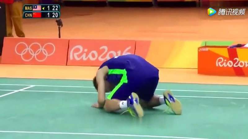 回顾16年里约奥运会,李宗伟战胜林丹,跪地掩面哭泣,兴奋庆祝