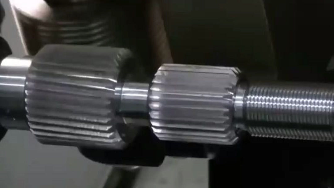 用数控机床加工一根齿轮传动轴,一分钟就完成