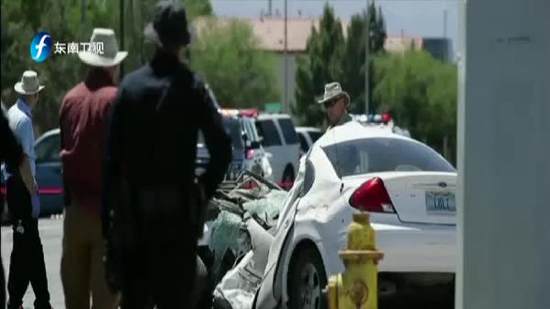 美一校车撞车 致1人死亡17人受伤