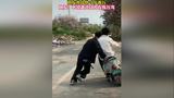 大学生不会骑电动车,朋友教却他寸步难行。