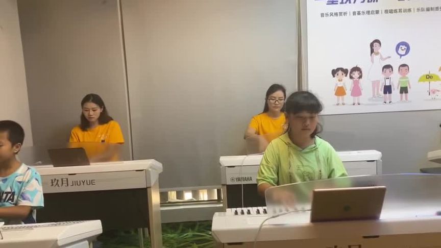 有幸能与老师同台演出的小朋友们#双排键电子管风琴