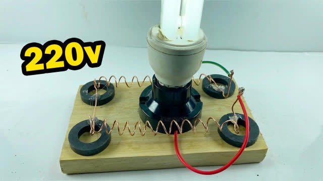 铜线连接四块圆形磁铁组装发电器,点亮220V电压灯泡