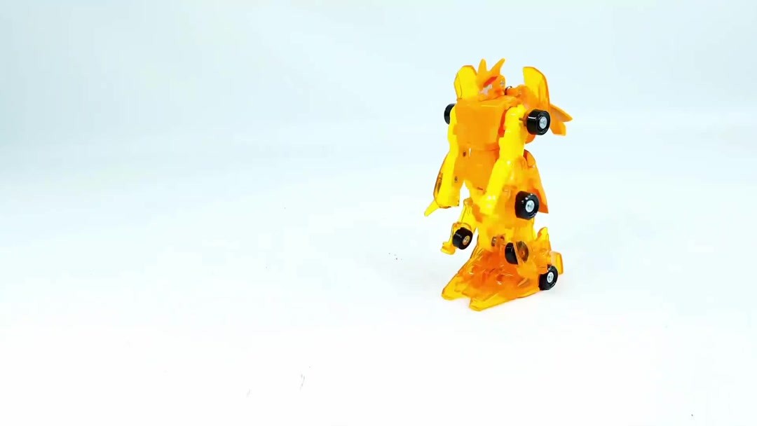 儿童玩具,两辆变形小汽车触碰到一起变成酷炫机器人