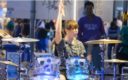 【架子鼓】妹纸街头咚咚啪啪表演 sexy love. 笑容不断,帅气酷。