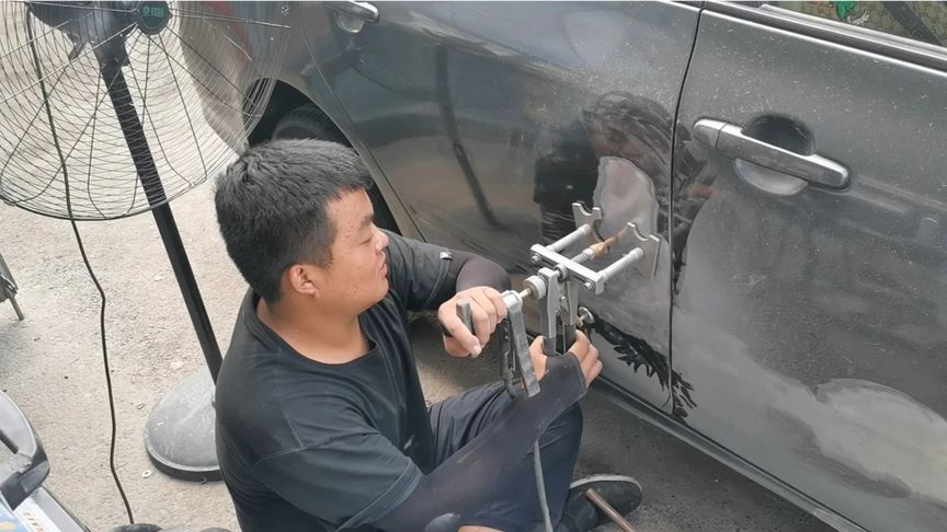 老款卡罗拉怎么样? 钣金工维修车门地坎 修复完车主直说好