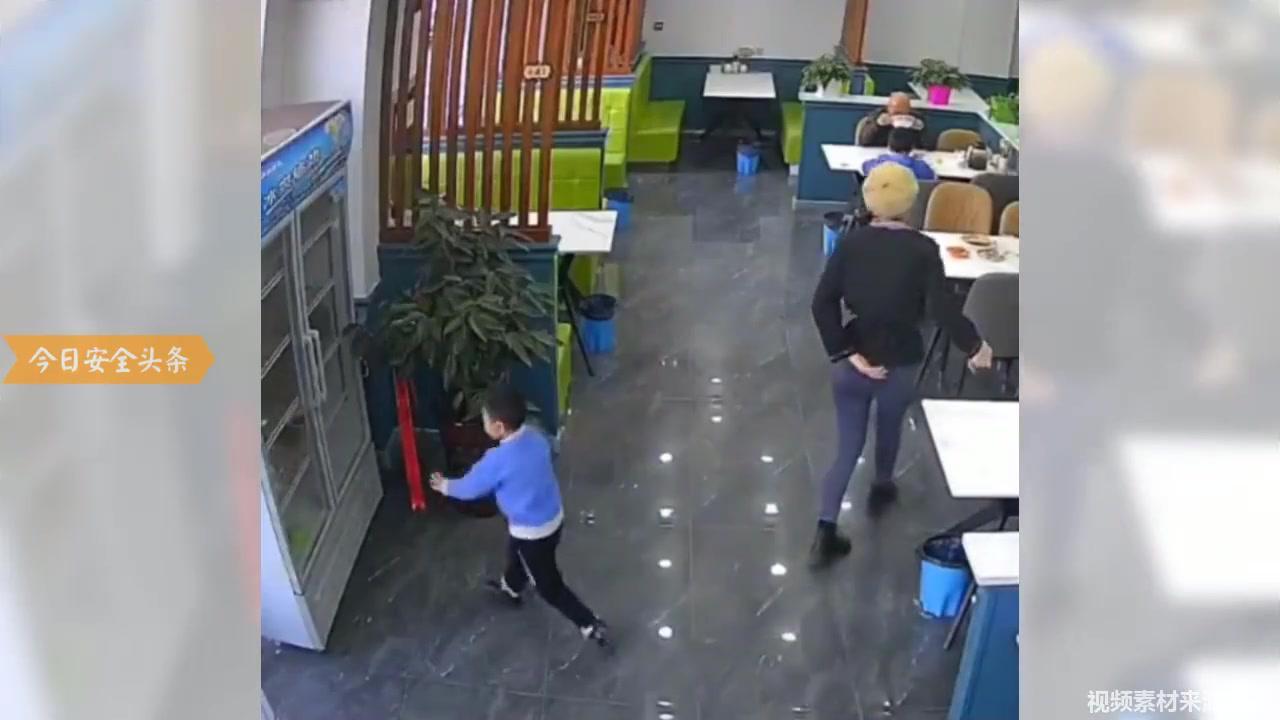 危险!男孩自家店内玩耍,不小心拉倒冰箱#儿童安全#儿童安全教育#...
