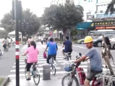实拍电动车违规行驶,交通安全在哪里。