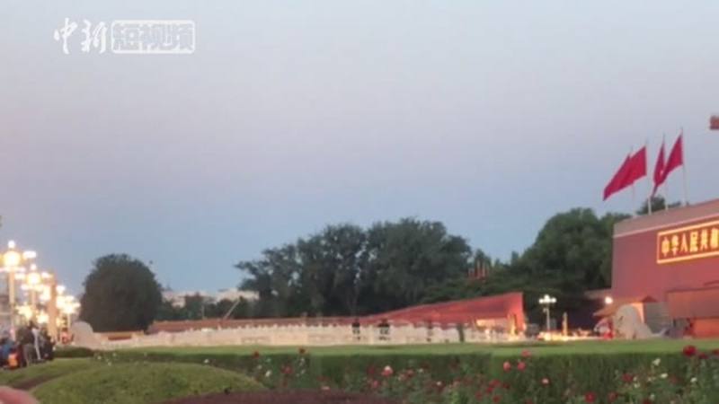 国庆日:直击北京天安门广场万人观看升国旗仪式