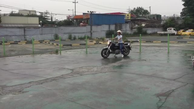 韩国的摩托车驾驶证考试也太简单了小姐姐一遍过