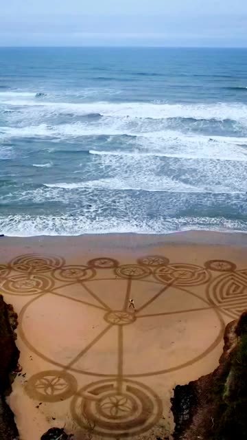 沙滩上的"麦田怪圈"艺术家用耙子绘出的美丽几何图 #视觉艺术 #风景 #...