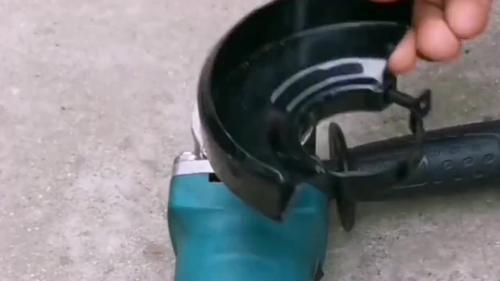 角磨机转万用宝使用可以锯可以开木头孔,在老师傅手里,角磨机就是...