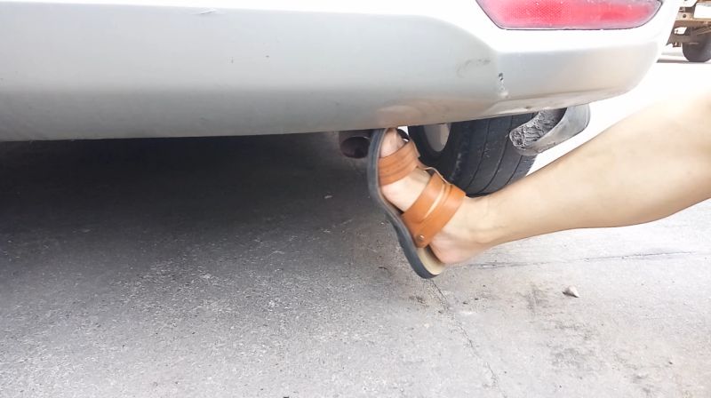 汽车听到这个响声你知道什么原因吗?老司机踢一下排气管就知道了