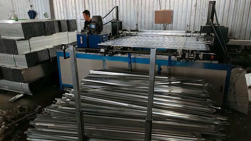 锌钢护栏自动化生产车间