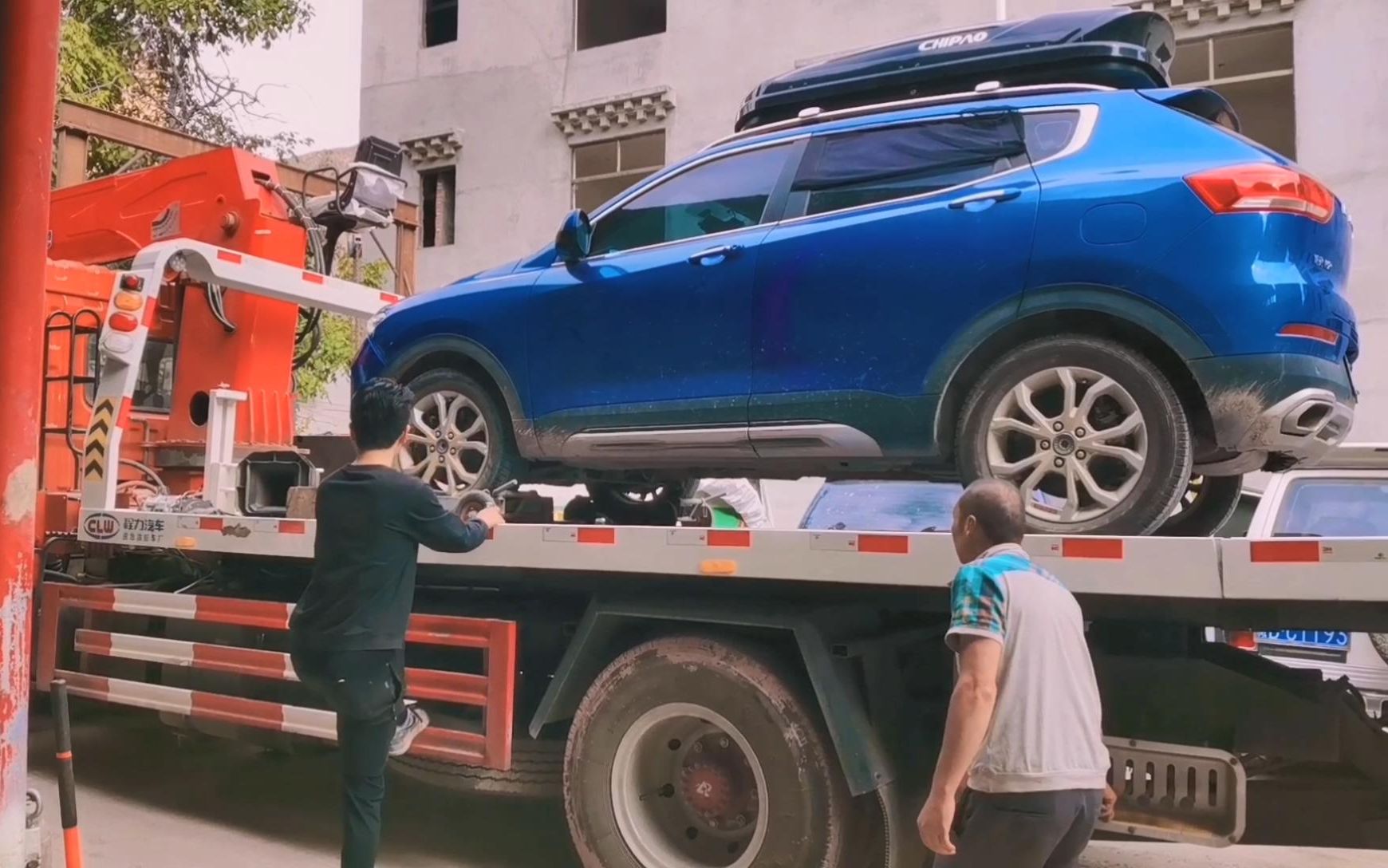 情侣自驾西藏坏车,正因高昂拖车费打算弃车,却遇上良心修理厂!