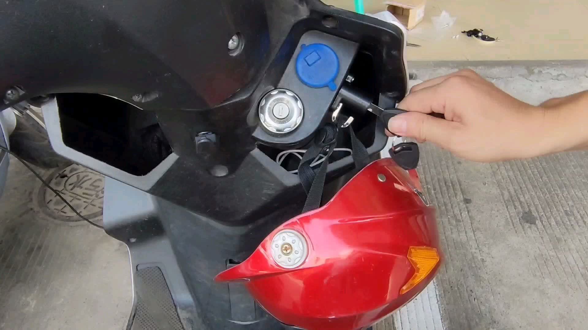 电动车加装头盔防盗锁,安全方便,不怕别人顺手牵羊