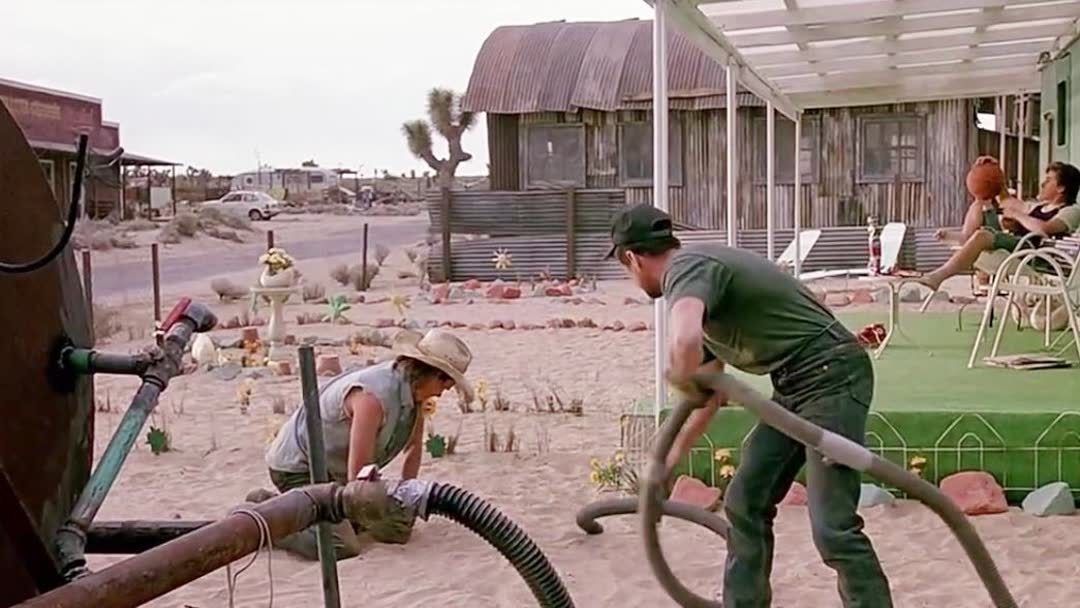 两男子刚说完要做高大上的工作,转眼就干起了掏粪,还被粪车泼了