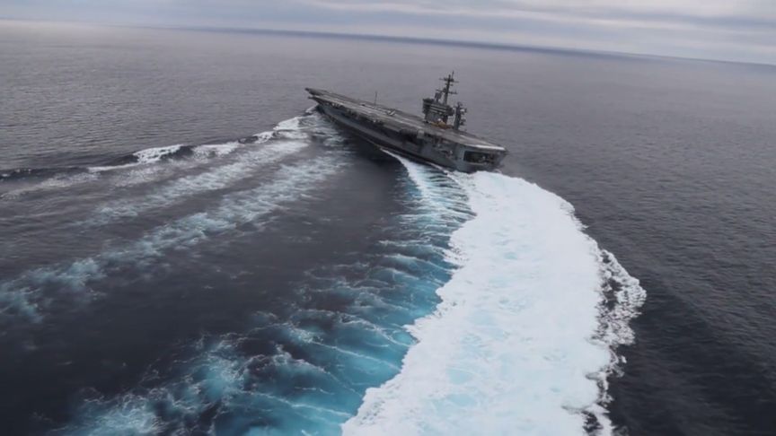 美国海军“亚伯拉罕·林肯”号核动力航空母舰大西洋高速转向测试