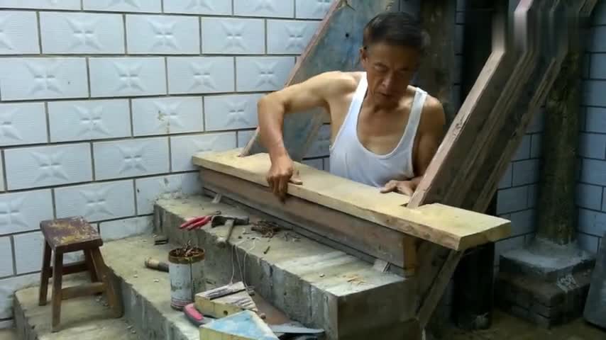 实拍农村木工做木质楼梯,这样做楼梯才稳