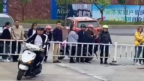 摩托车驾驶证考试小伙一遍过,都是他这样的,教练就不愁了