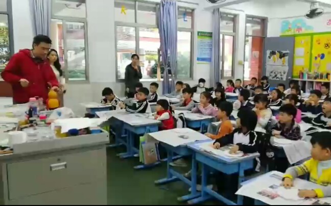 顾嘉晖老师在世纪小学教写国画《葫芦》