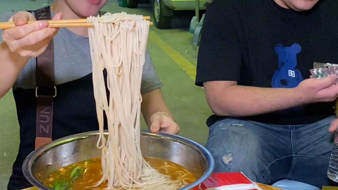 湖南妹子吃螺蛳粉汤,辣椒汤用来漱口用!